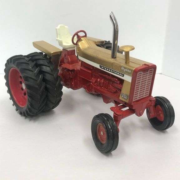 International 826 Farmall Tractor - w/ Duals - Repaint - Creamer Auction