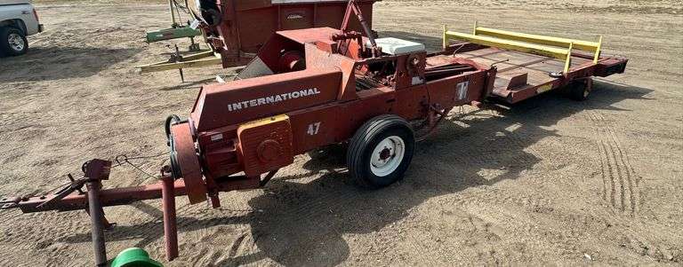 International 47 Square Baler with Farmhand Bale Accumulator - Creamer ...