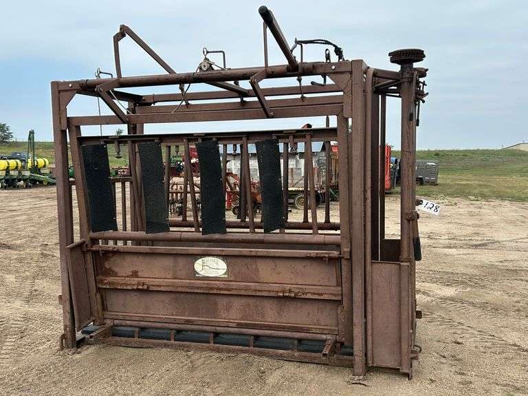 Blattner Bar Self Catching Squeeze Chute - Creamer Auction