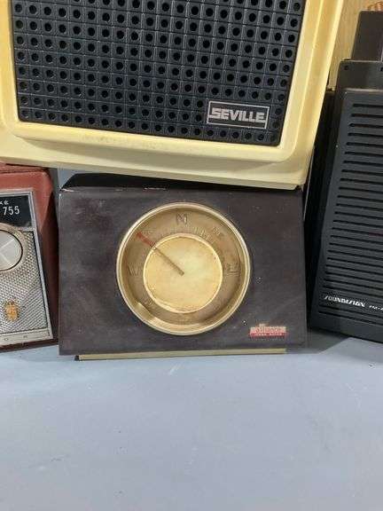Vintage Assorted Radios, Brands Such As Zenith, Soundesign, Lloyds ...