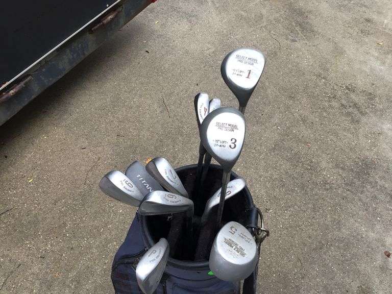 NAVY GOLF BAG W/VARIOUS GOLF CLUBS - Currie Auction Service