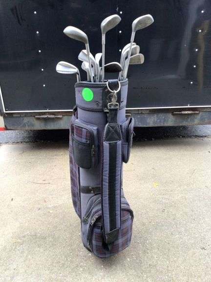 NAVY GOLF BAG W/VARIOUS GOLF CLUBS - Currie Auction Service