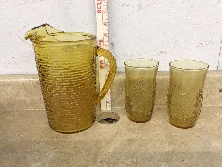 VINTAGE ANCHOR HOCKING PITCHER AND GLASSES - Currie Auction Service