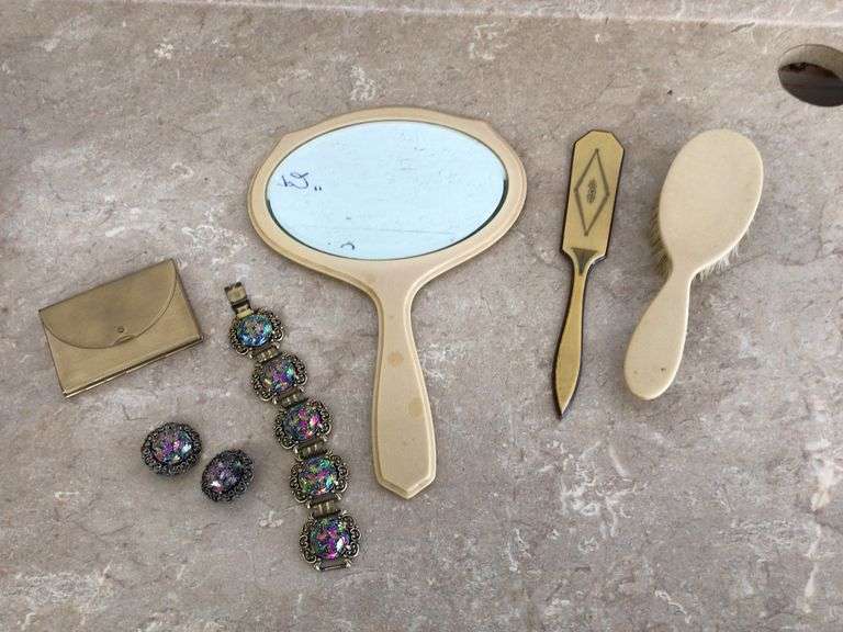 VINTAGE VANITY ITEMS - Currie Auction Service