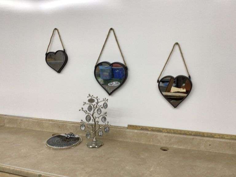 3 HEART MIRRORS, FAMILY TREE FRAMES, AND WALL DECOR - Currie Auction ...