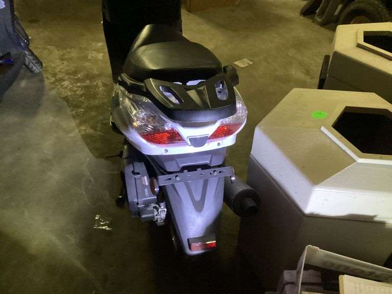 XPRO MOPED 150 CC 12 MILES ON IT NEEDS FRONT END WORK HAS TITLE IMPOUND ...
