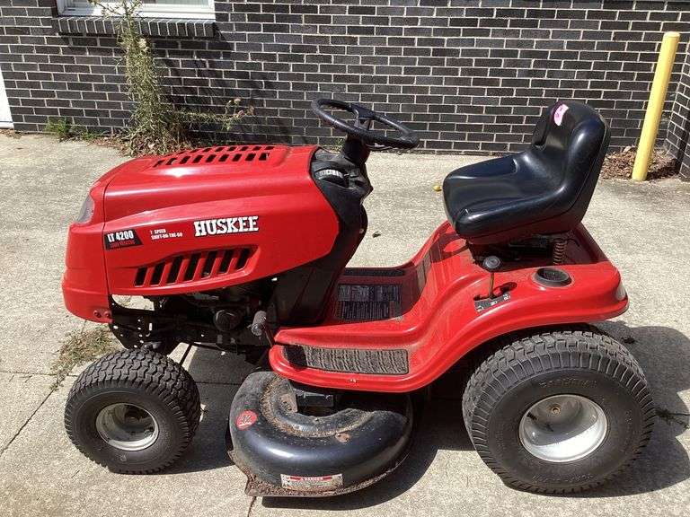 HUSKEE 7 SPEED LT4200 RIDING LAWN MOWER - Currie Auction Service