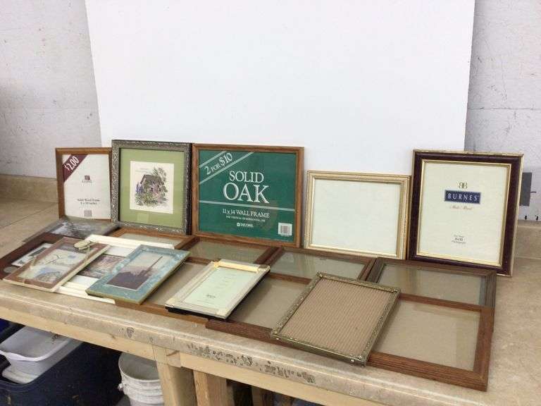 BOX OF PICTURE FRAMES - Currie Auction Service