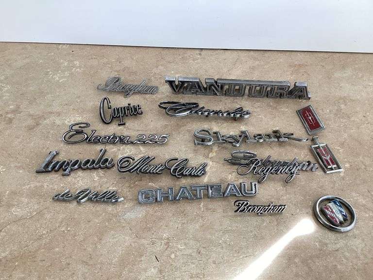 15 VINTAGE CAR EMBLEMS - Currie Auction Service