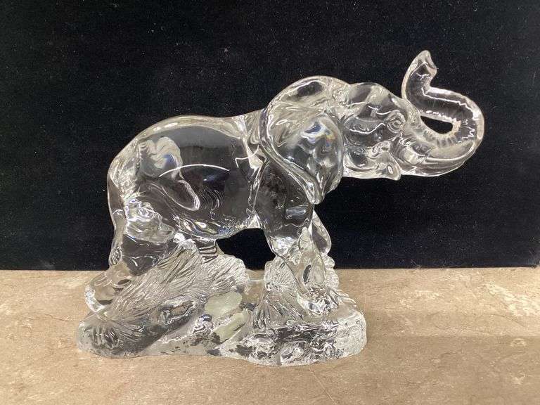 WONDERS OF THE WILD LEAD CRYSTAL ELEPHANT FIGURINE - Currie Auction Service