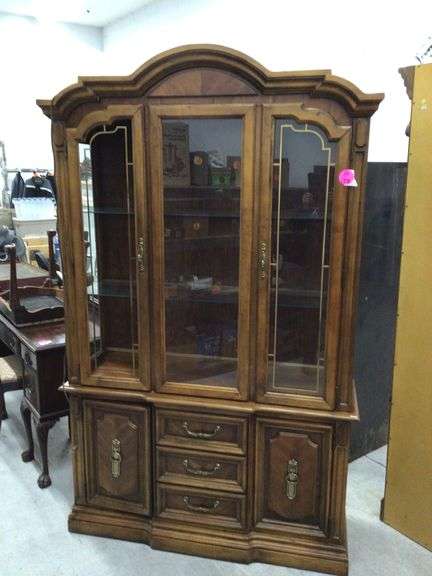 STANLEY FURNITURE CHINA CUPBOARD - Currie Auction Service