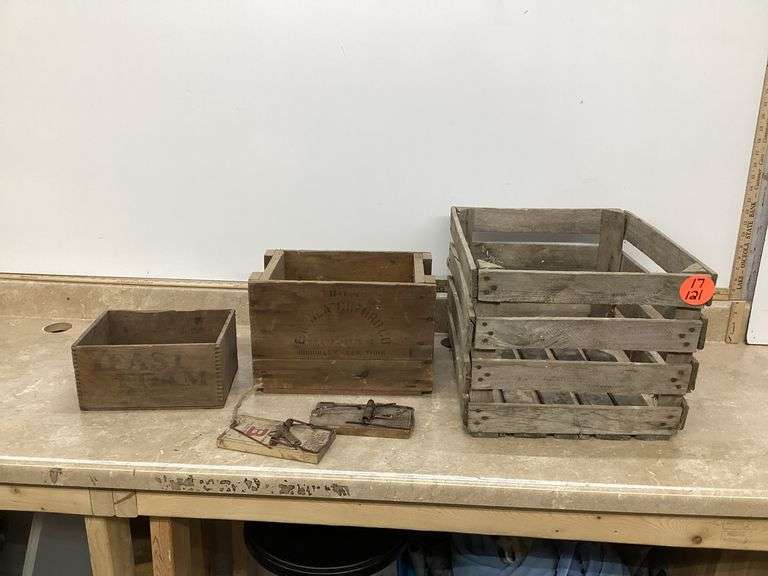 3 ANTIQUE CRATES AND 2 RAT TRAPS - Currie Auction Service