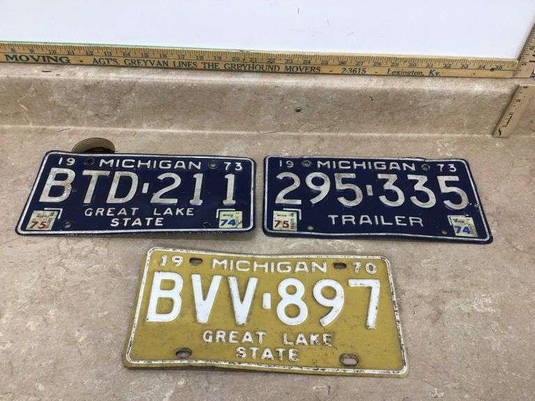 2 VINTAGE 1976 AND 1 1970 MICHIGAN LICENSE PLATES - Currie Auction Service