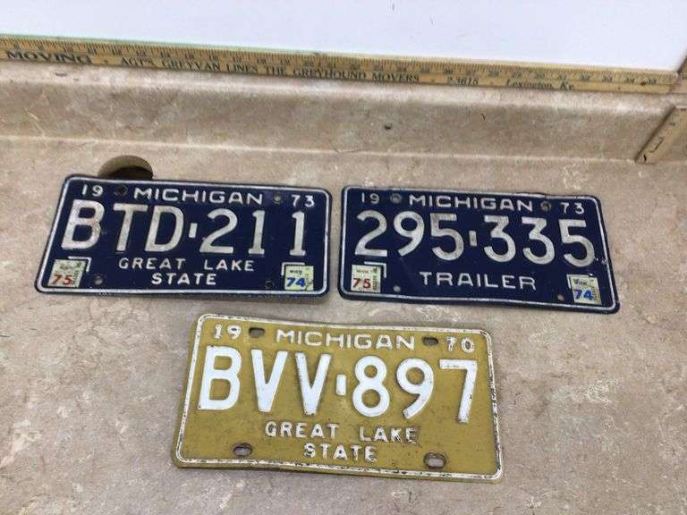 2 VINTAGE 1976 AND 1 1970 MICHIGAN LICENSE PLATES - Currie Auction Service
