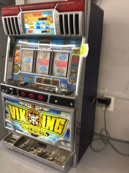 VINTAGE VIKING SEVEN SLOT MACHINE WITH TOKENS - Currie Auction Service