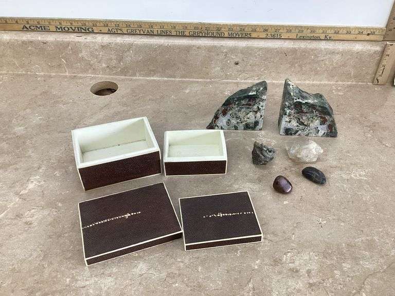 MOSS AGATE SLICES, MISC. ROCKS AND 2 TRINKET BOXES - Currie Auction Service