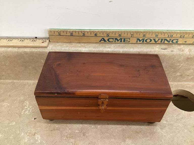 VINTAGE MINIATURE LANE CEDAR CHEST - Currie Auction Service
