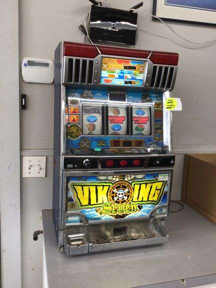 VINTAGE VIKING SEVEN SLOT MACHINE WITH TOKENS - Currie Auction Service