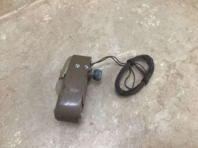 HULL MFG BEACONLITE ILLUMINATED CAR COMPASS - Currie Auction Service