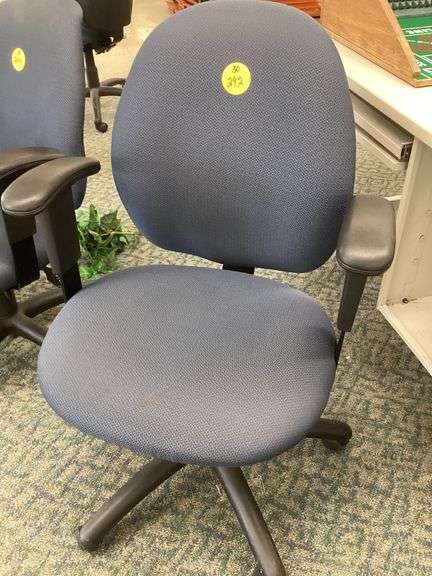 BLUE ROLLING OFFICE CHAIR - Currie Auction Service