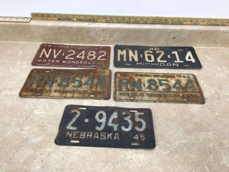 5 VINTAGE LICENSE PLATES - Currie Auction Service