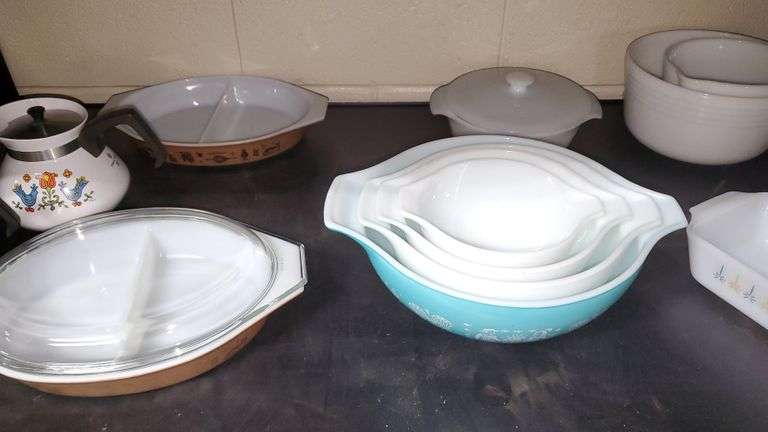 Lot Pyrex Mixing Bowls Dishes Coffee Kettles Etc - Dixon's Auction at ...
