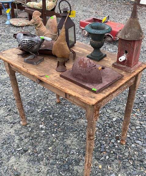 Primitive decor and table lot - Dixon's Auction at Crumpton
