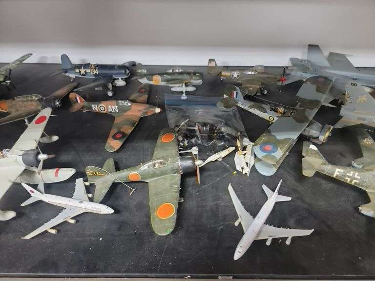 Lot Plastic Military Airplanes Plane Models - Dixon's Auction at Crumpton