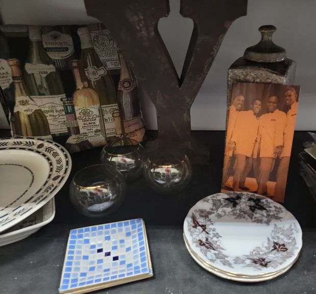 Lot Vintage Record Albums, Plates, Photo etc - Dixon's Auction at Crumpton