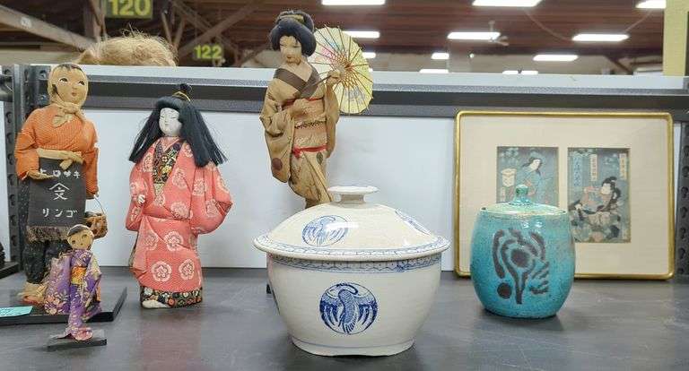 Lot Oriental Decor, Geisha Dolls Etc. - Dixon's Auction at Crumpton
