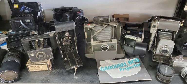 Lot Vintage / Antique Cameras - Dixon's Auction at Crumpton