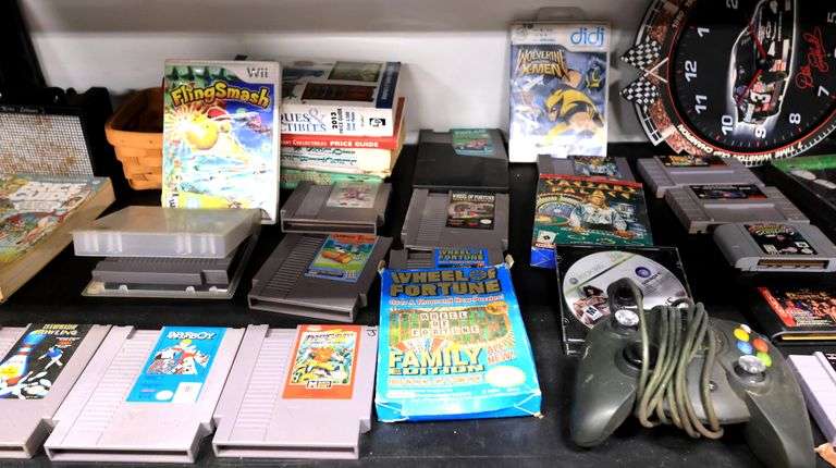 Lot Vintage Nes & Snes, Collector Price Guides Etc. - Dixon's Auction ...