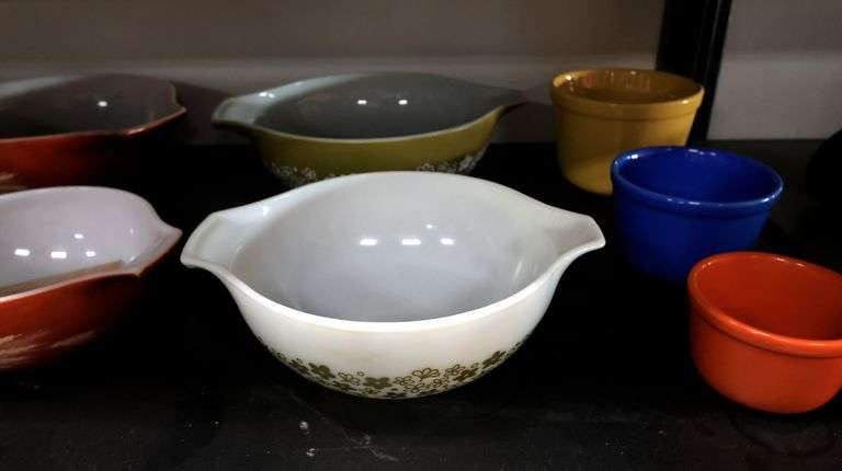 Lot of Vintage Style Pyrex Bowls Etc. - Dixon's Auction at Crumpton