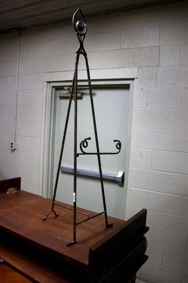 *NO STORAGE* Metal Easel - Dixon's Auction at Crumpton