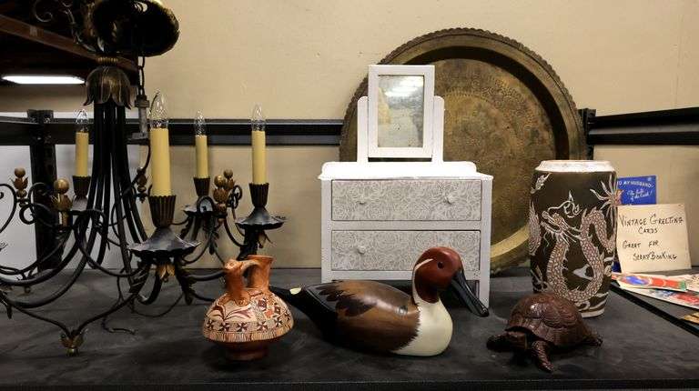 Lot Doll Dresser, Brass Tray, Decoy, Chandelier, Dragon Vase Etc ...