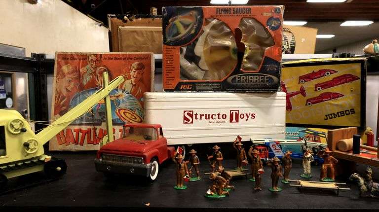 Lot Vintage Toys, Structo Trucks, Metal Army Men, Flying Saucer Frisbee ...
