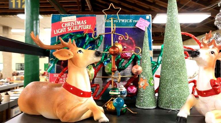 Lot of Christmas Decorations, Blow Molds Reindeer, Ornaments Etc ...