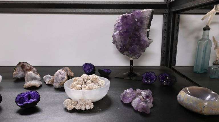 Collection of Crystals & Geologic Specimens - Dixon's Auction at Crumpton