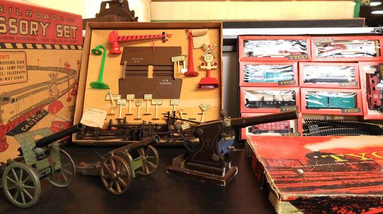 Lot Vintage Tyco & Marx Train Sets, Old Carbide Cannon Artillery ...