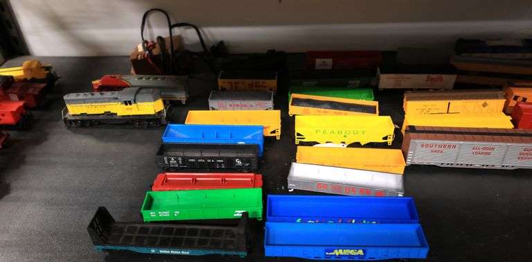 Generous Lot of Ho Model Train Cars - Dixon's Auction at Crumpton