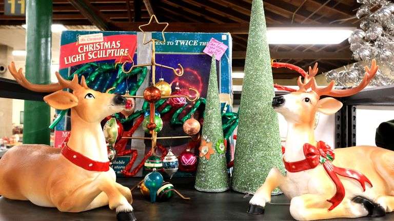 Lot of Christmas Decorations, Blow Molds Reindeer, Ornaments Etc ...