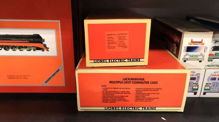 Lot Lionel Train Cars, Amtrak Locomotive, Williams Train Locomotive ...