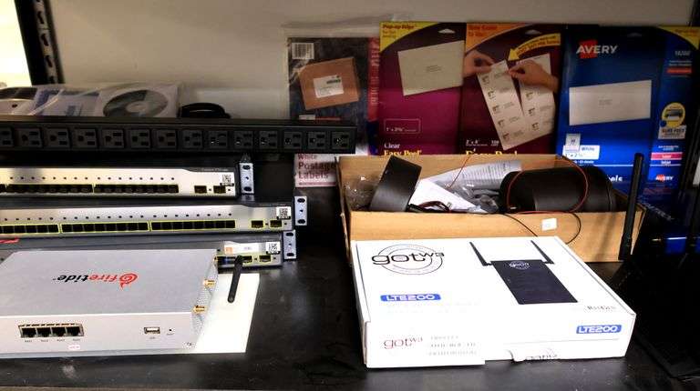 Lot Wireless Routers, Catalyst 3750 Units, Address Labels Etc. - Dixon ...
