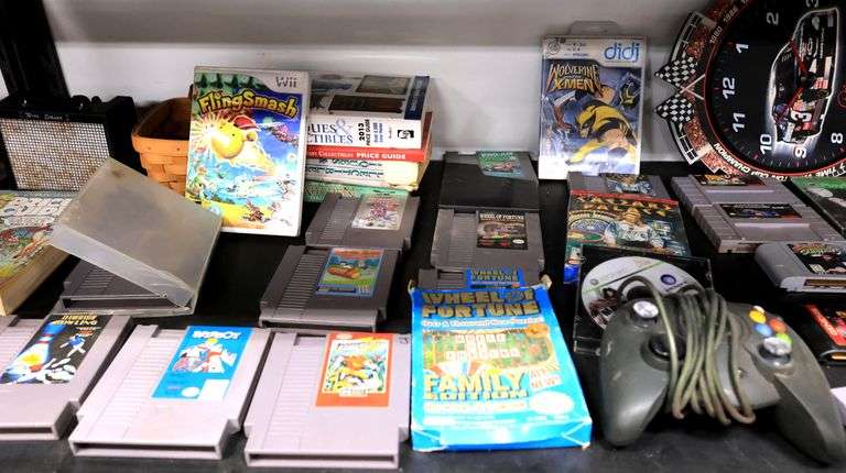 Lot Vintage Nes & Snes Games, Xbox Controller, Collectibles Guides Etc ...
