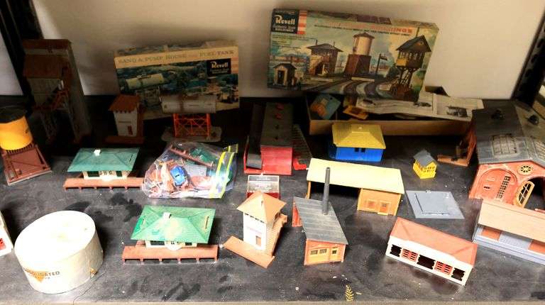 Lot of Vintage Plastic Model Railroad Train Set Buildings Etc. - Dixon ...