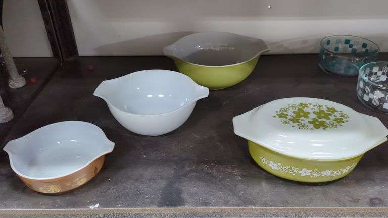 Lot Vintage Type Pyrex Dishes, Bowls - Dixon's Auction at Crumpton