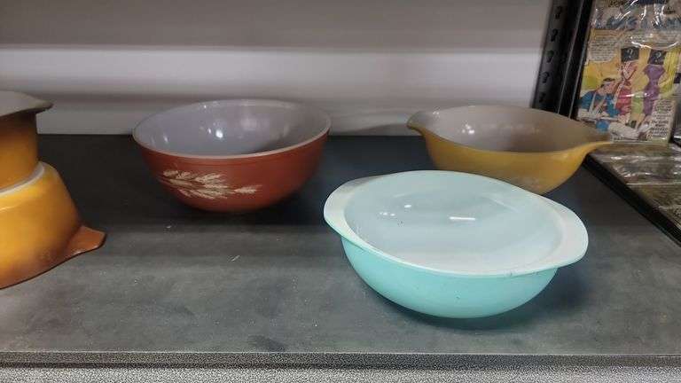 Lot Vintage Style Pyrex Bowls - Dixon's Auction at Crumpton