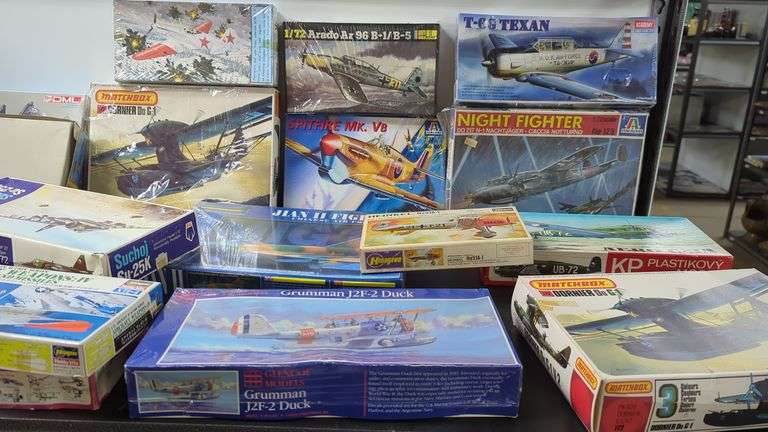 Collection of Vintage Airplane Models & Boxes - Dixon's Auction at Crumpton