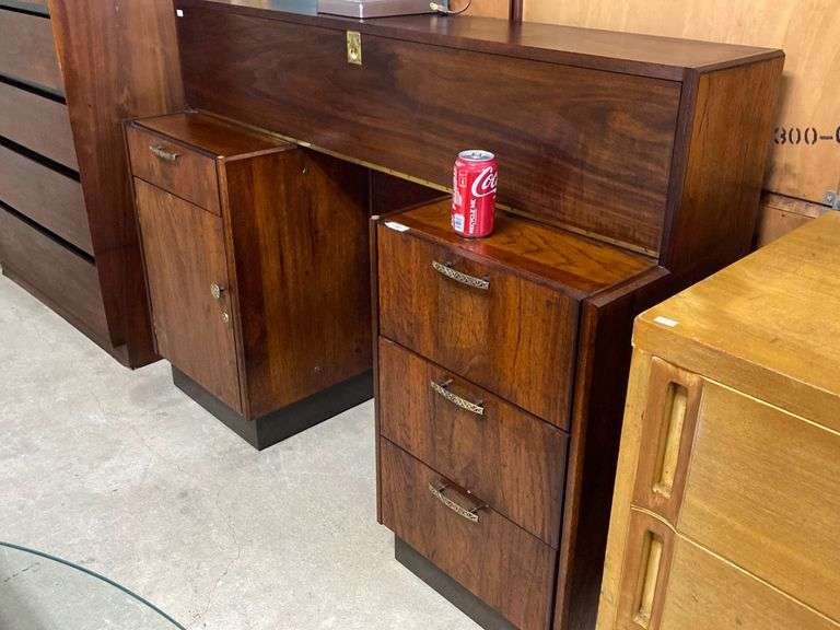 MCM Desk - Dixon's Auction at Crumpton
