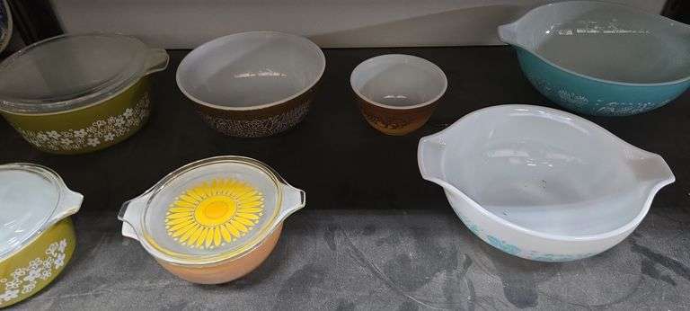 Lot Vintage Style Pyrex Bowls, Dishes - Dixon's Auction at Crumpton